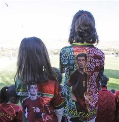 3000 khán giả leo cây, chen chân xem Ronaldo tập