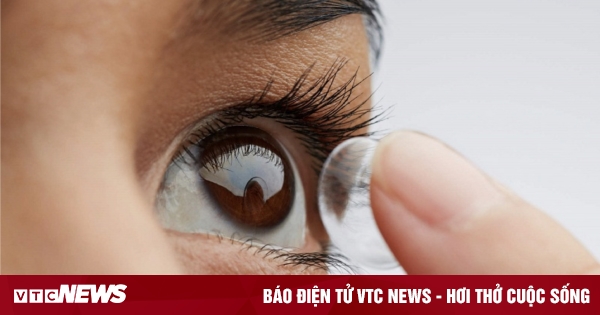 Vì sao mắt bị cộm khi đeo lens?