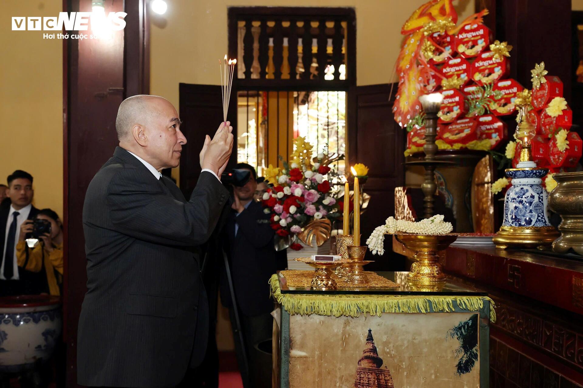 Chủ tịch nước và Quốc vương Campuchia thưởng trà, thăm Văn Miếu - Quốc Tử Giám