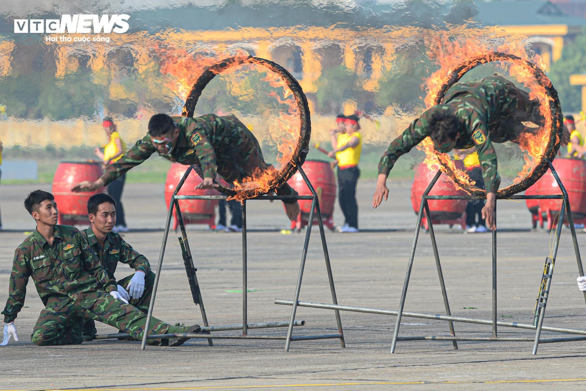 Nữ đặc công biểu diễn đánh côn nhị khúc, võ thuật đối kháng điêu luyện