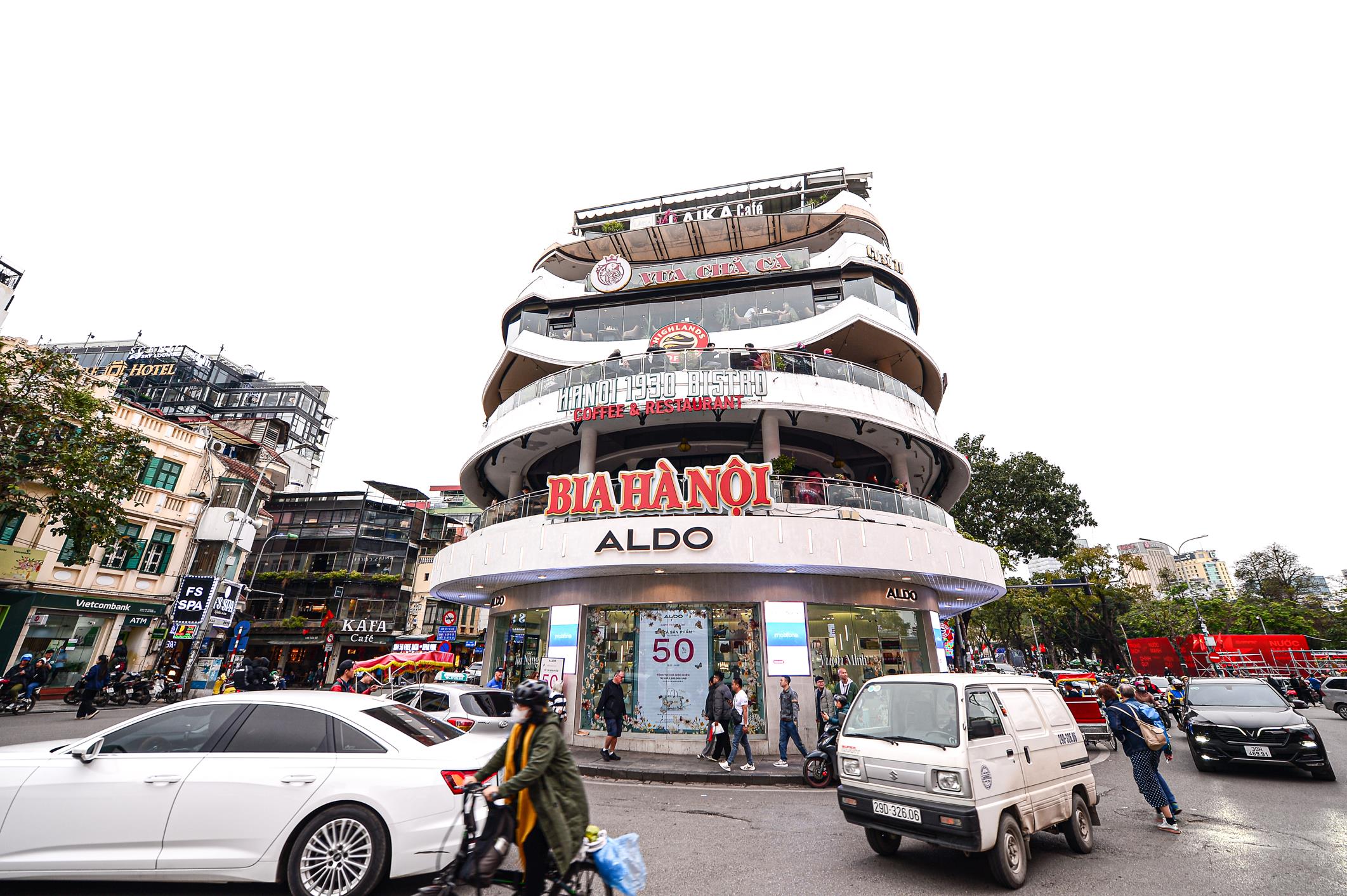 Cận cảnh tòa nhà 'Hàm cá mập' sắp bị phá bỏ để làm không gian ngầm